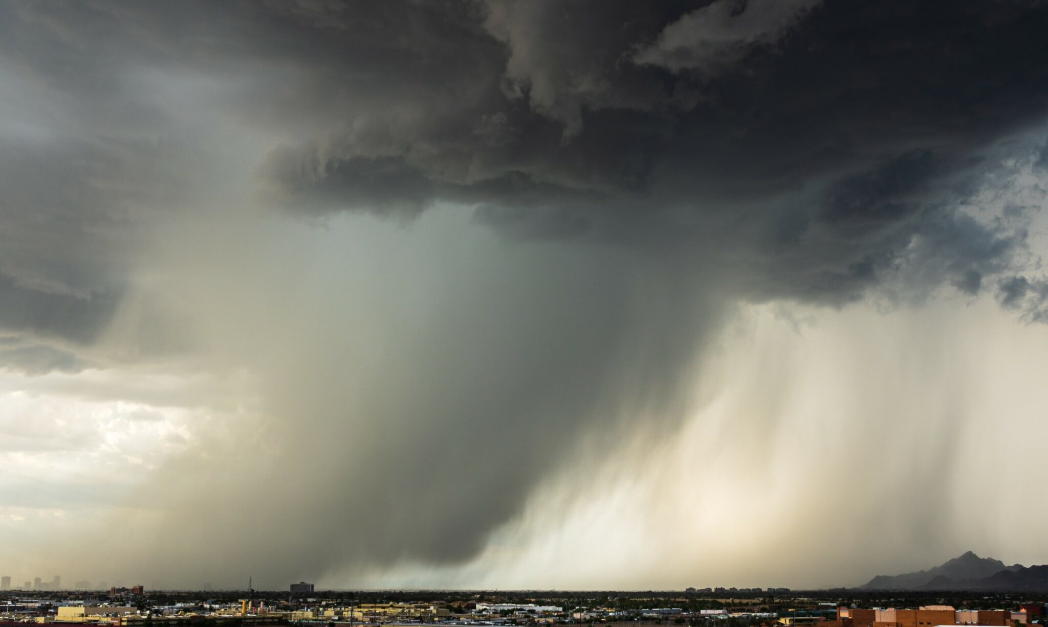 Microburst vs Tornado: What's The Difference? - Breaking Weather